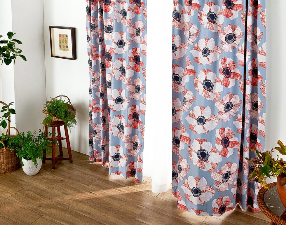 北欧調でポップな花柄の防炎2級遮光カーテン HYGGE「マルタン」レッド | 遮光カーテン | オーダーカーテン通販のaiika（アイカ）