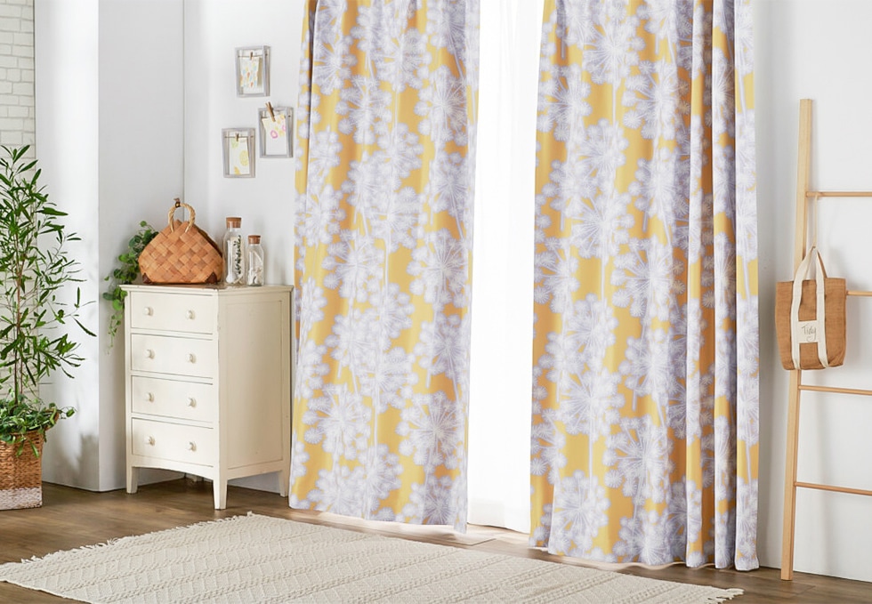 ラフな花柄プリントの防炎2級遮光カーテン HYGGE「マルジェ」イエロー | 遮光カーテン | オーダーカーテン通販のaiika（アイカ）